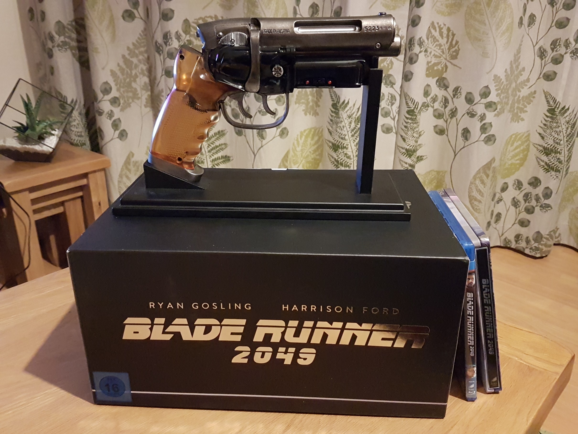Blade Runner 2049 (Deckard Blaster Edition Blu-ray) (Amazon.de ...